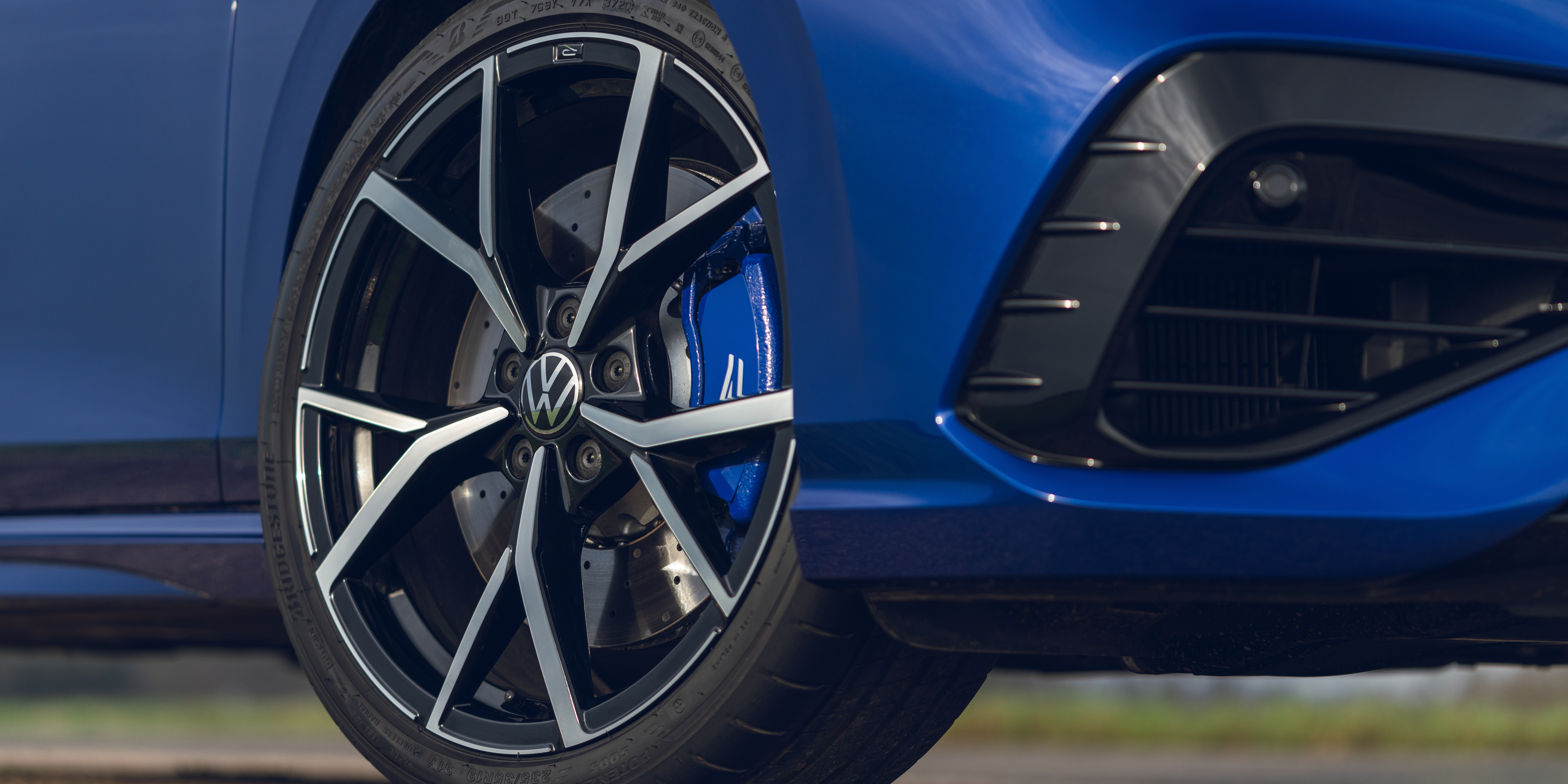 VW Golf R Review 2024 | Price, Interior & Performance | Carwow