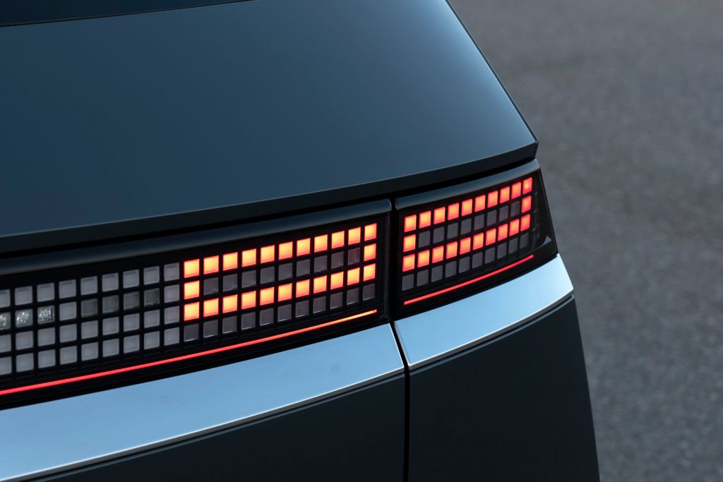 Hyundai Ioniq 5 Review 2023 | Performance & Pricing | carwow