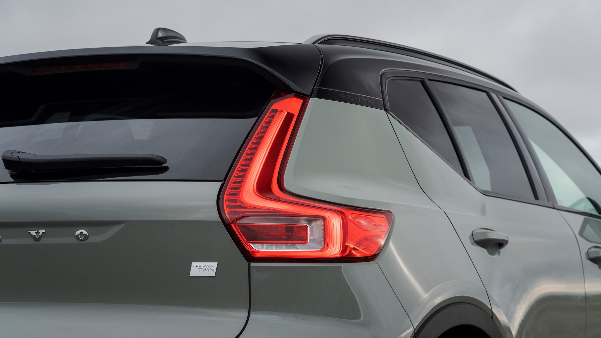 Volvo EX40 Review 2026 | Performance & Pricing | Carwow