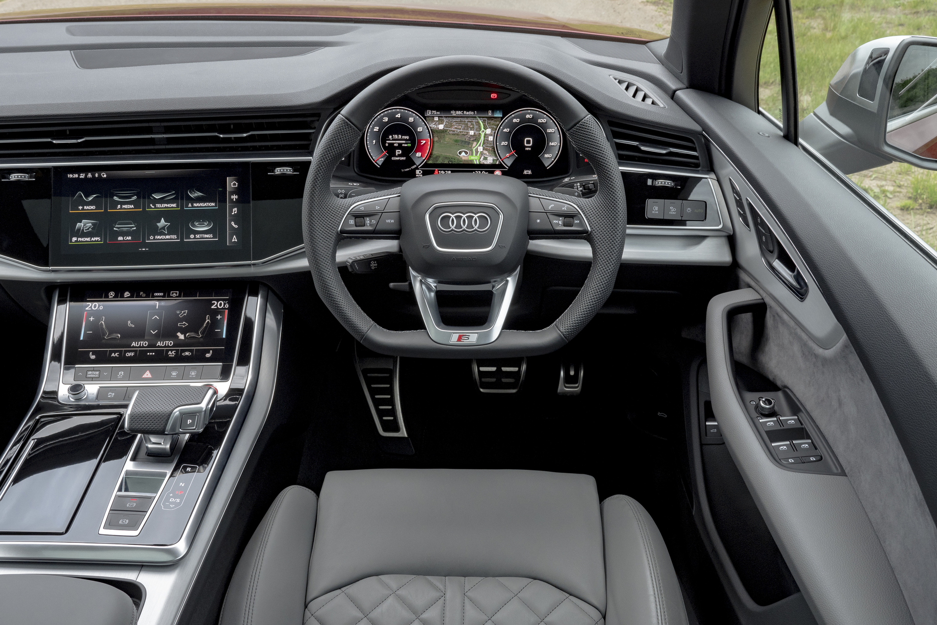 Audi SQ7 Review 2024 | Performance & Pricing | Carwow