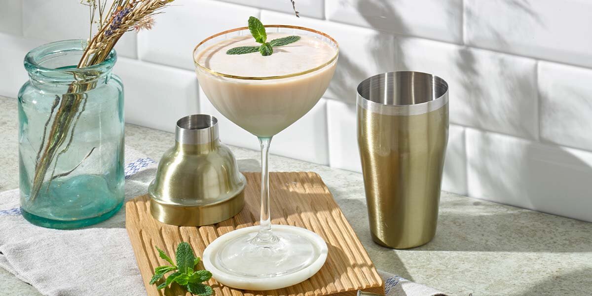This creamy mint cocktail is a dreamy alternative to dessert! - Craft ...