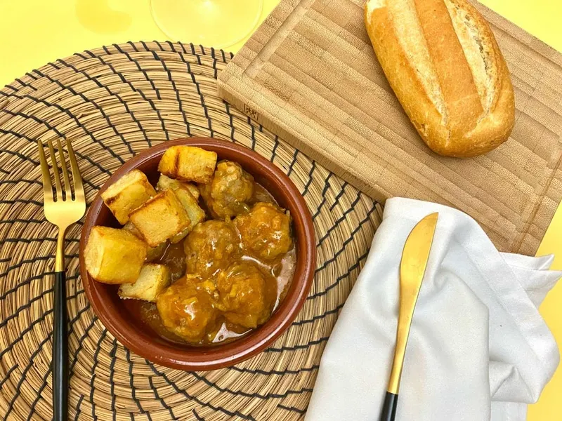 How to make very tender Spanish Meatballs, "ALBÓNDIGAS" | Chef H. Delgado