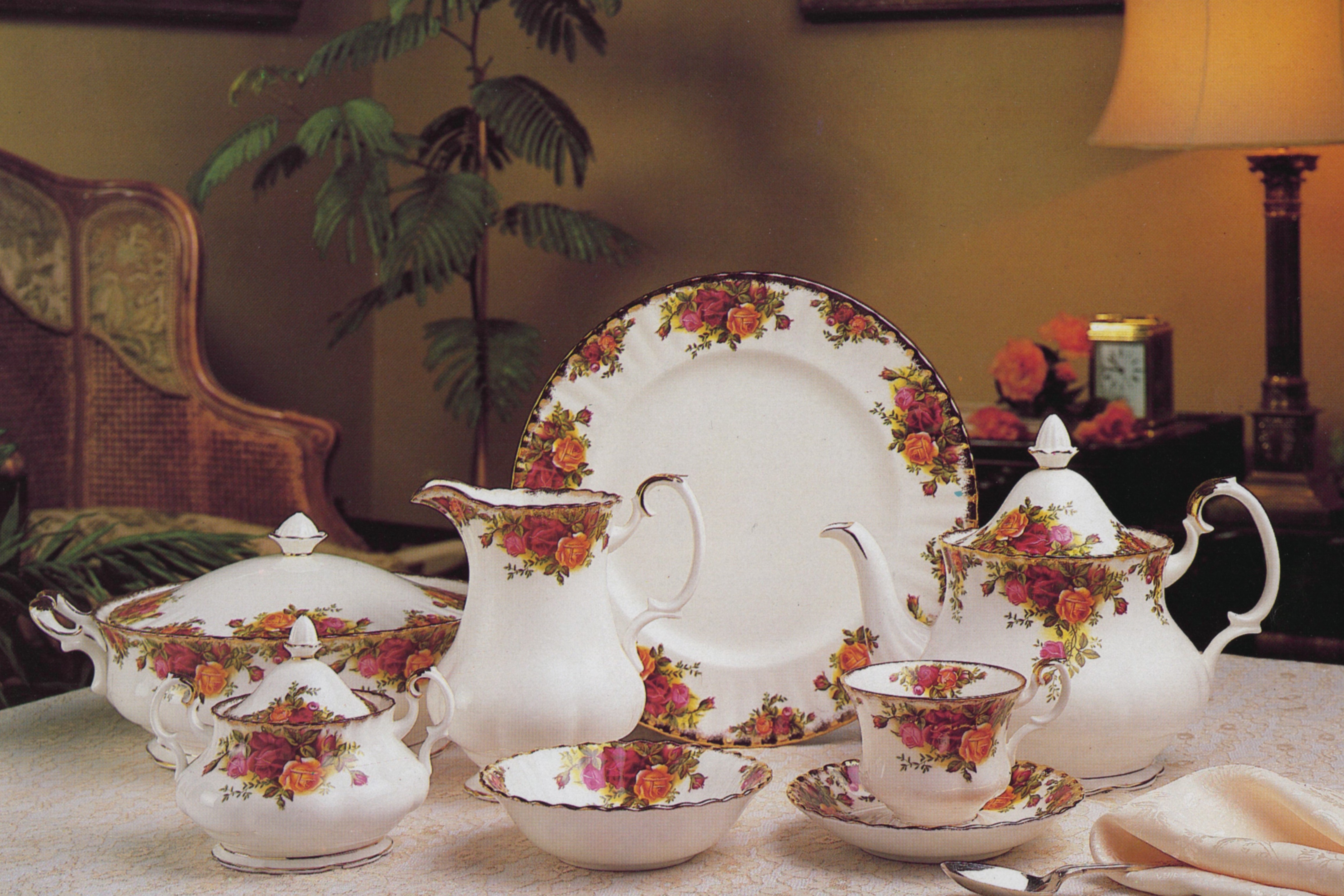 Dining with Royal Albert Roses | Chinasearch Blog