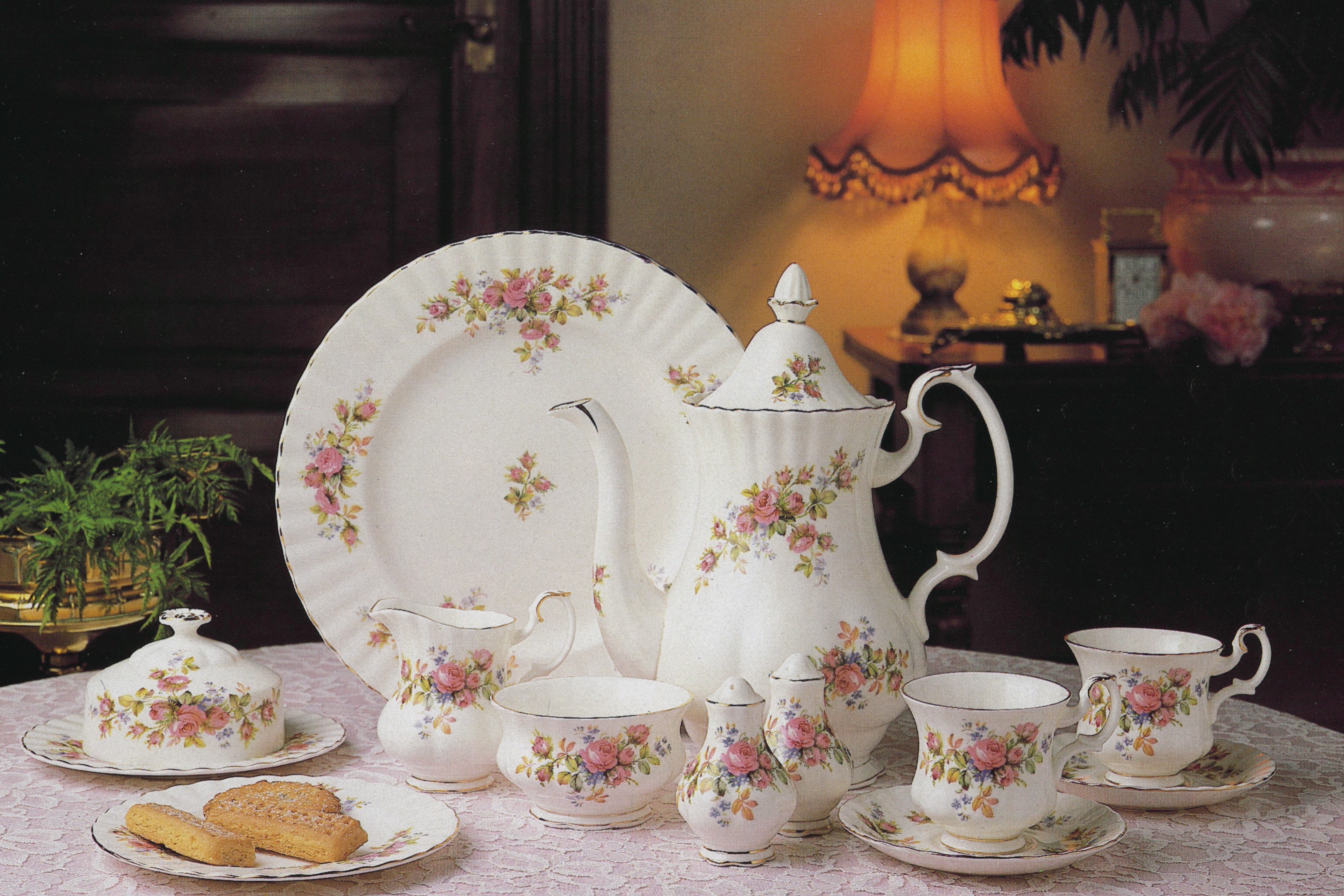 Dining with Royal Albert Roses | Chinasearch Blog