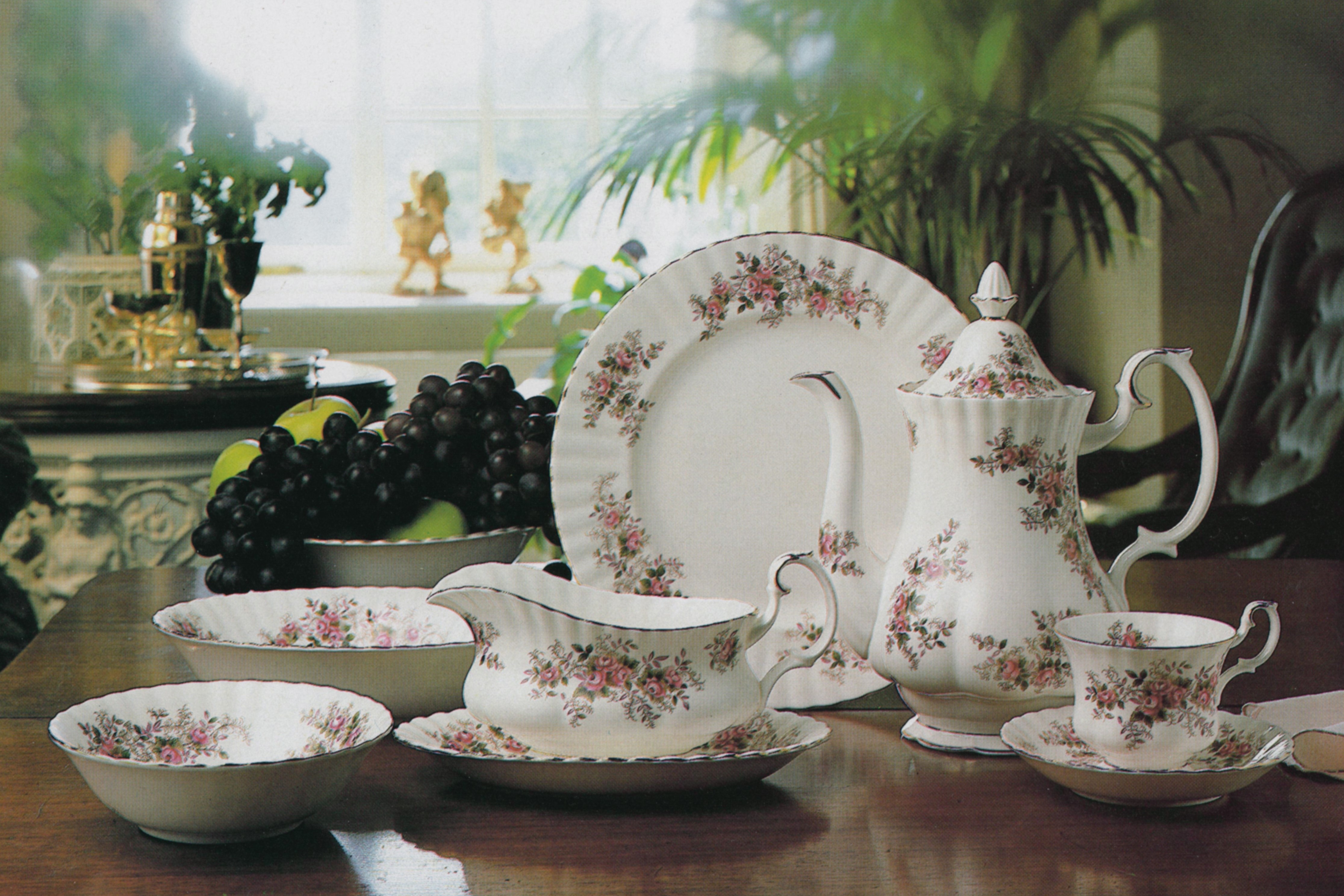 Dining with Royal Albert Roses | Chinasearch Blog