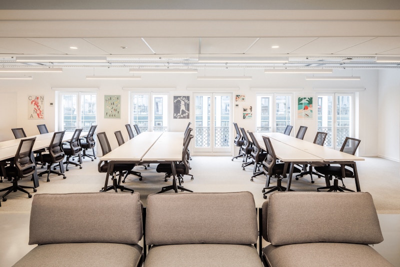 What is the minimum surface area required for a workstation? - Deskeo