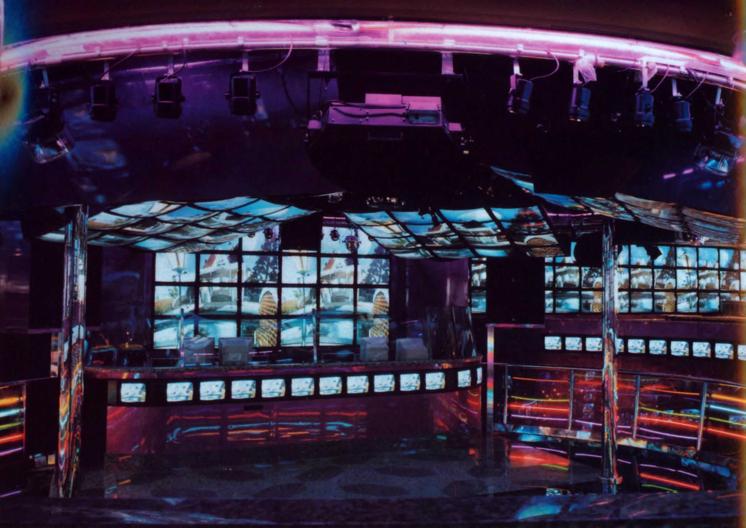 Videowall super per nave da record | Installazioni | Disco & Dancing ...