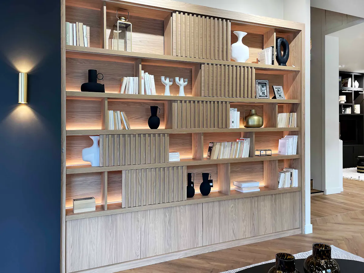 Bibliothèque murale sur-mesure avec relief et éclairage LED