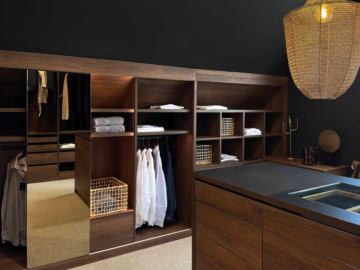 Dressing sous pente sur-mesure avec îlot central