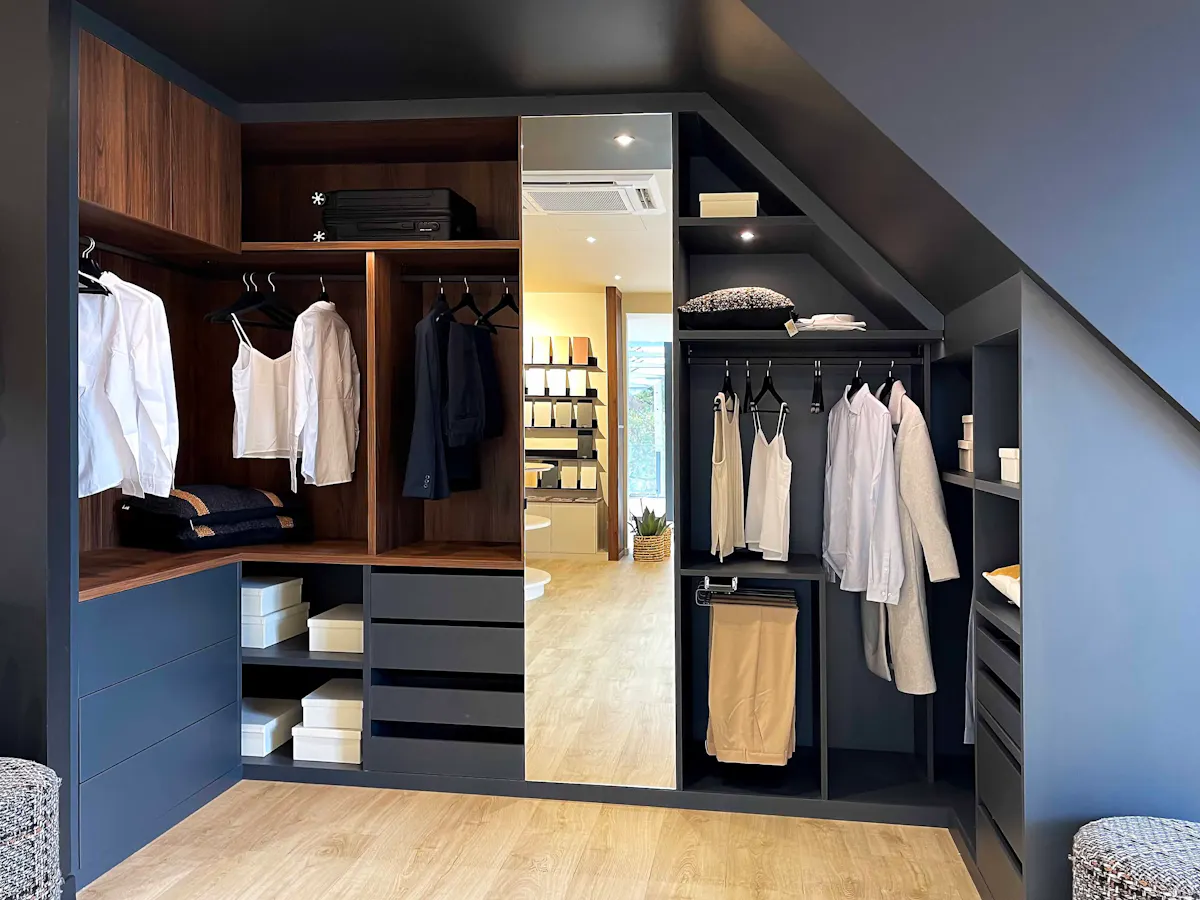 Dressing sous-comble sur-mesure avec agencement optimisé