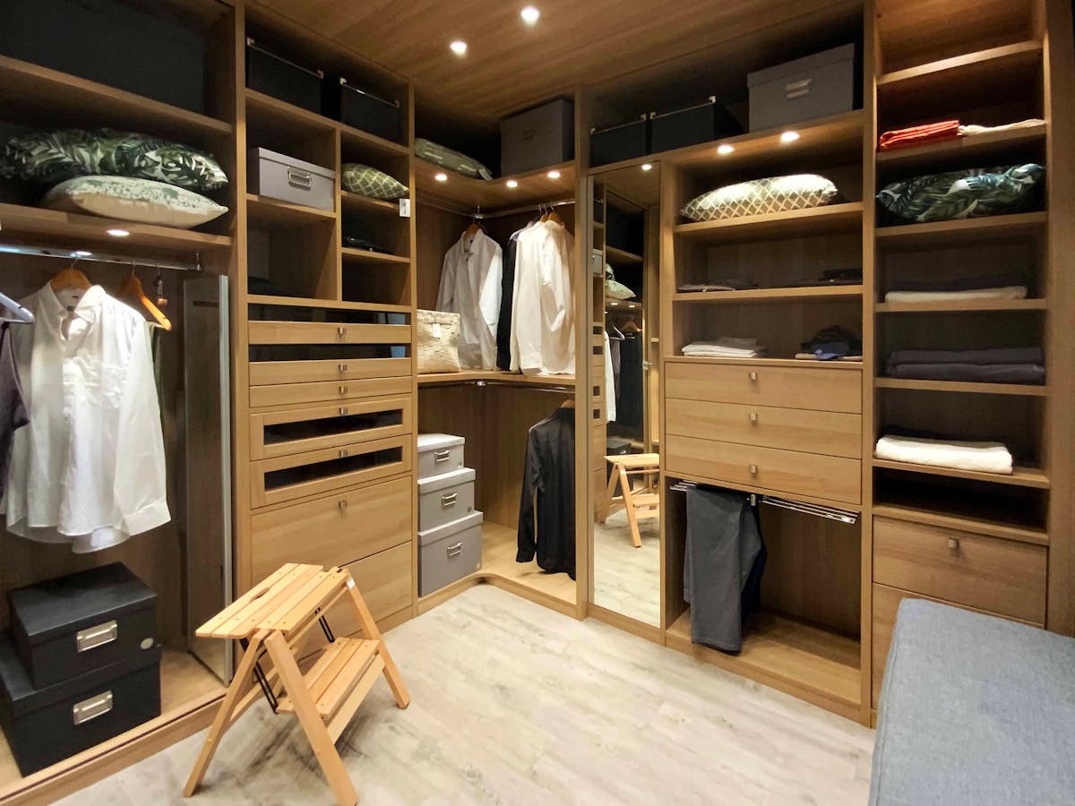 Dressing sur-mesure avec penderies, étagères et tiroirs intégrés