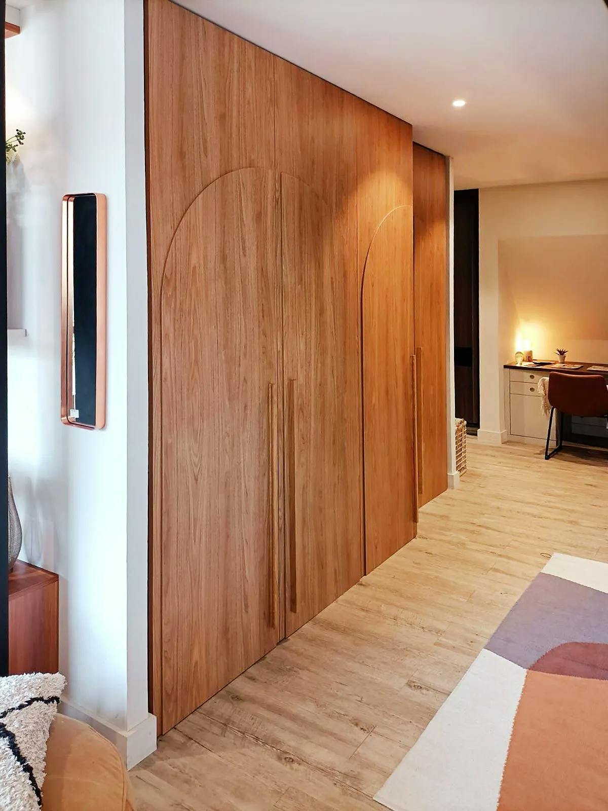 Placard sur-mesure avec portes en arche et finition bois clair