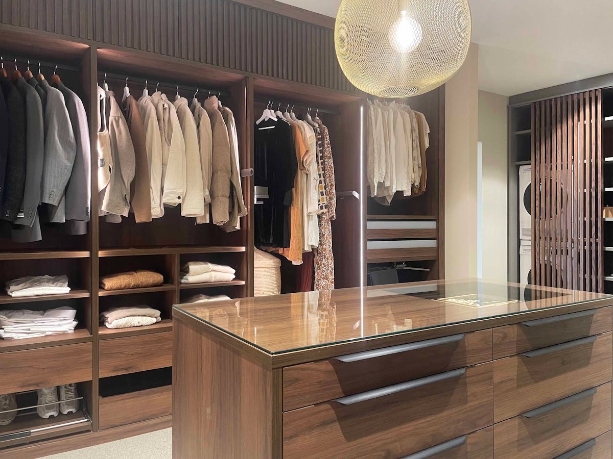 Dressing sur-mesure avec îlot central et penderies optimisées
