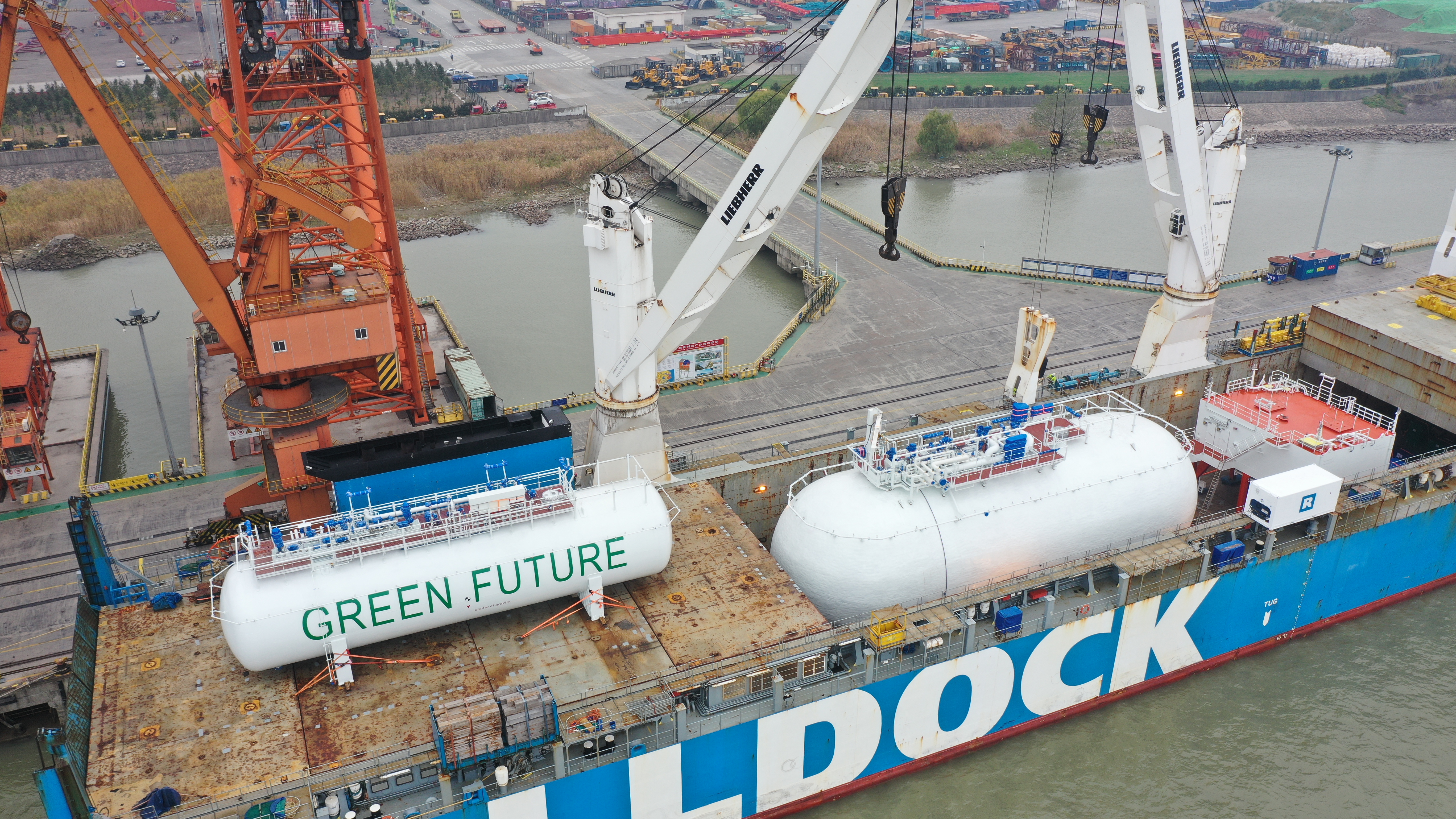 Successful transport of deck module and gas tanks - DREWES