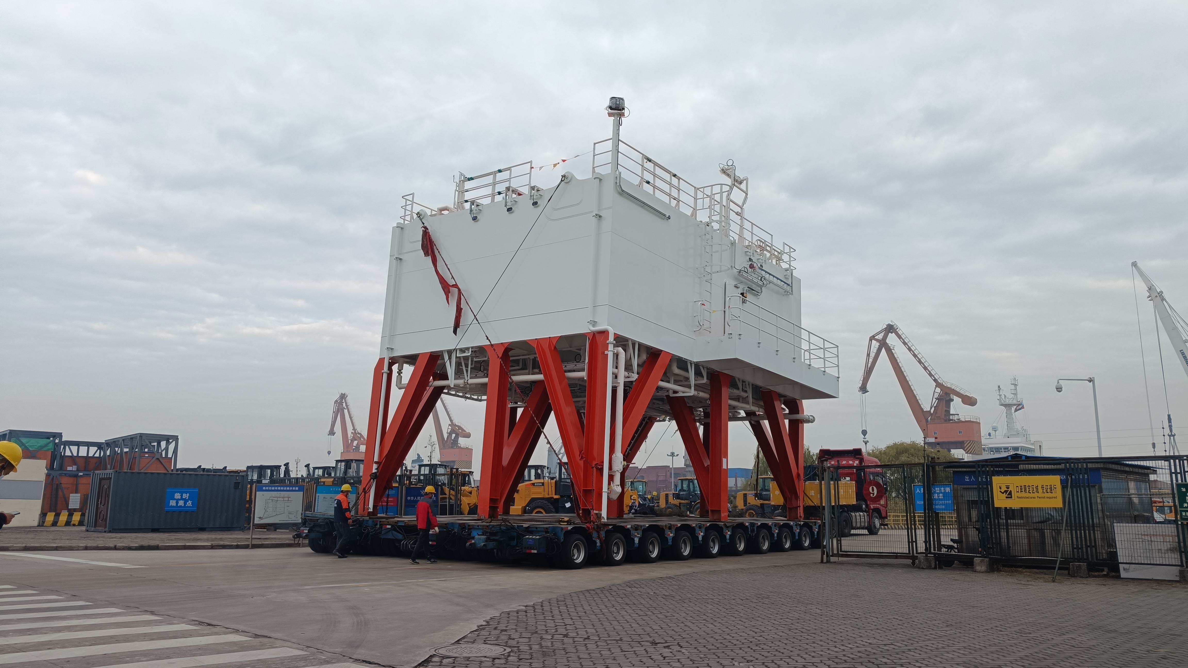 Successful transport of deck module and gas tanks - DREWES