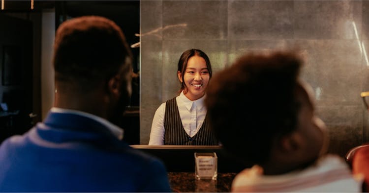 12 Effective service standards examples for your team | SC Training