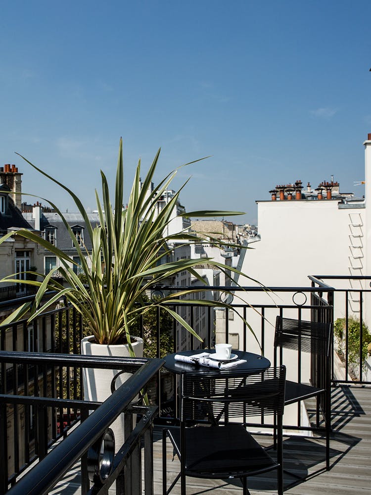 Book a room at the 4-star Hotel du Rond Point des Champs-Elysées Paris