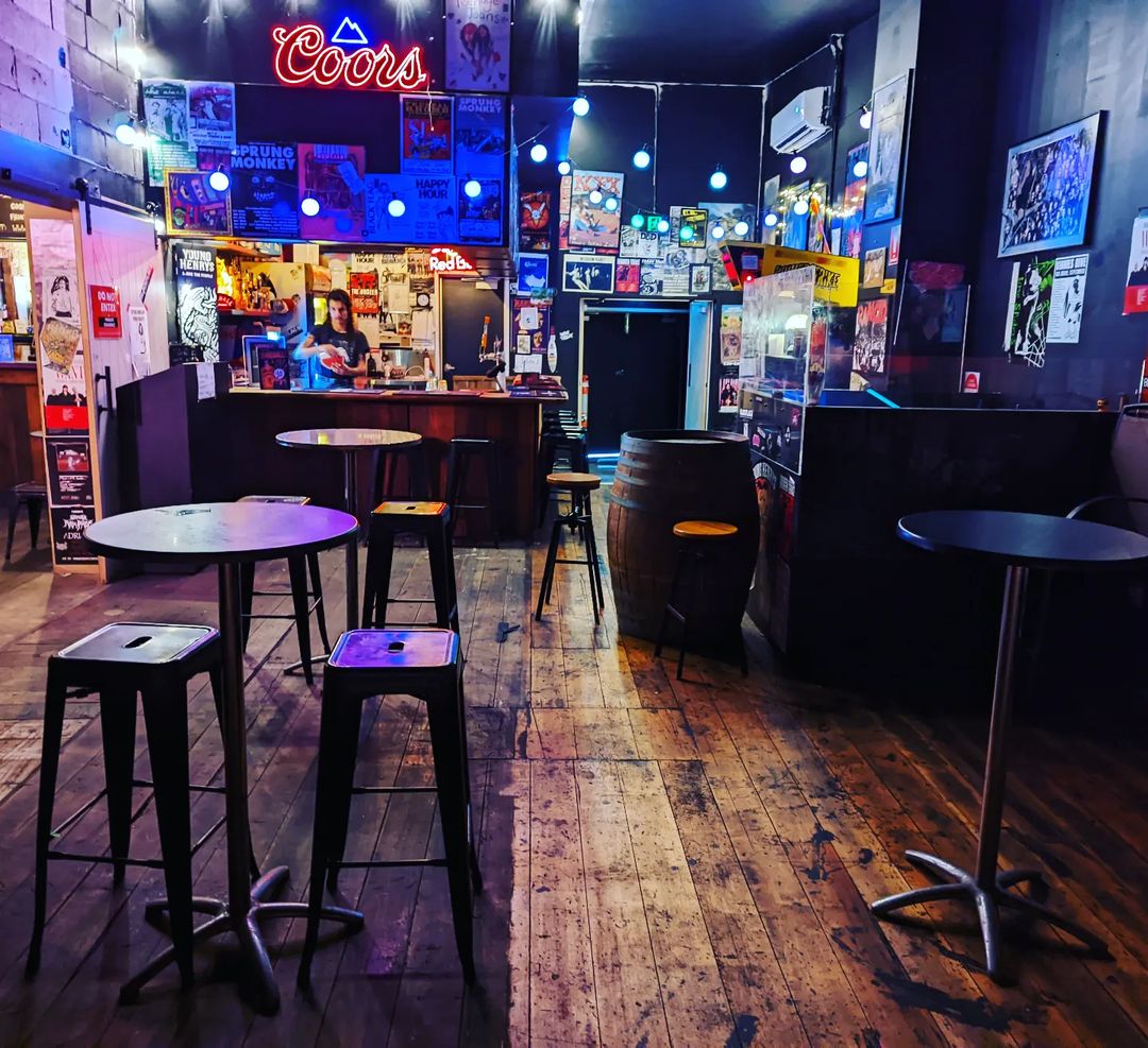 Vinnies Dive Bar | Exceptional ALIEN