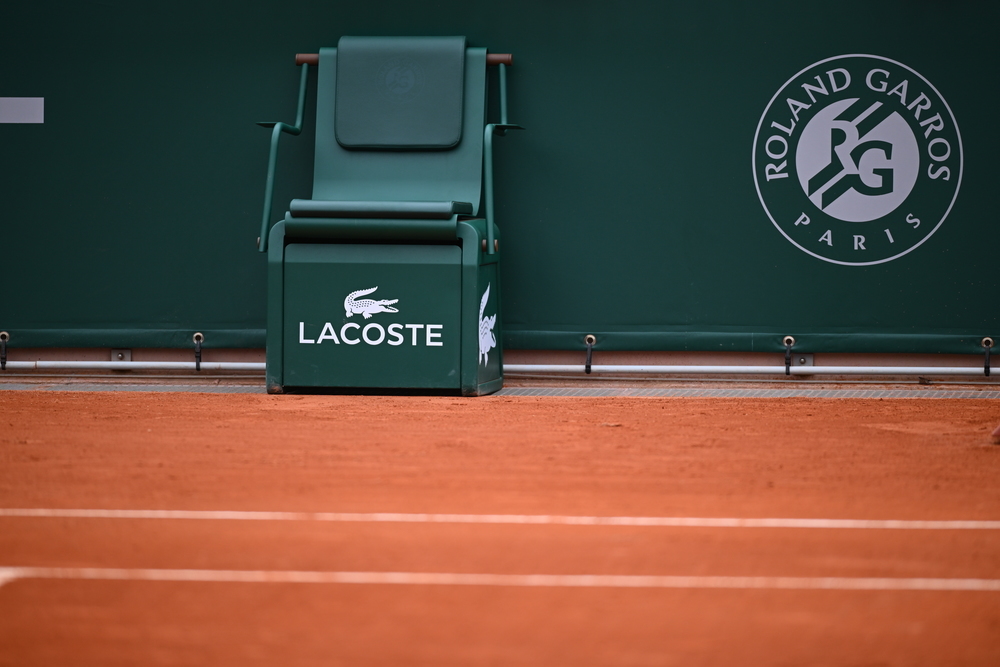 La celebre marque au Crocodile restera le Partenaire Premium de Roland Garros ainsi que le Partenaire Officiel de la FFT jusqu en 2030