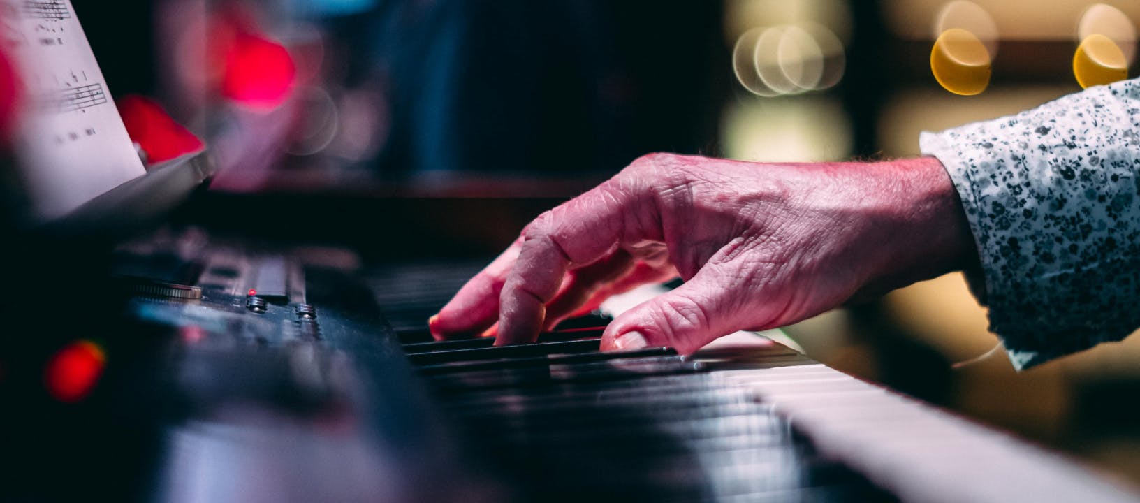 Piano Chord Inversions: The theory and how to play them | flowkey