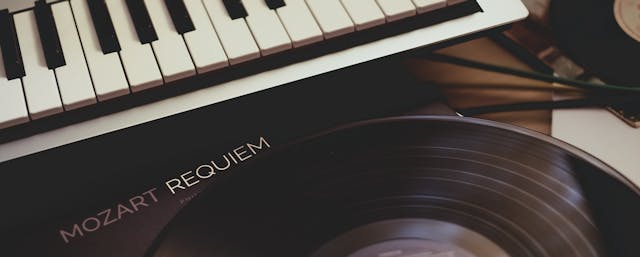 Claude Debussy: The 10 Piano Pieces You Need to Learn | flowkey