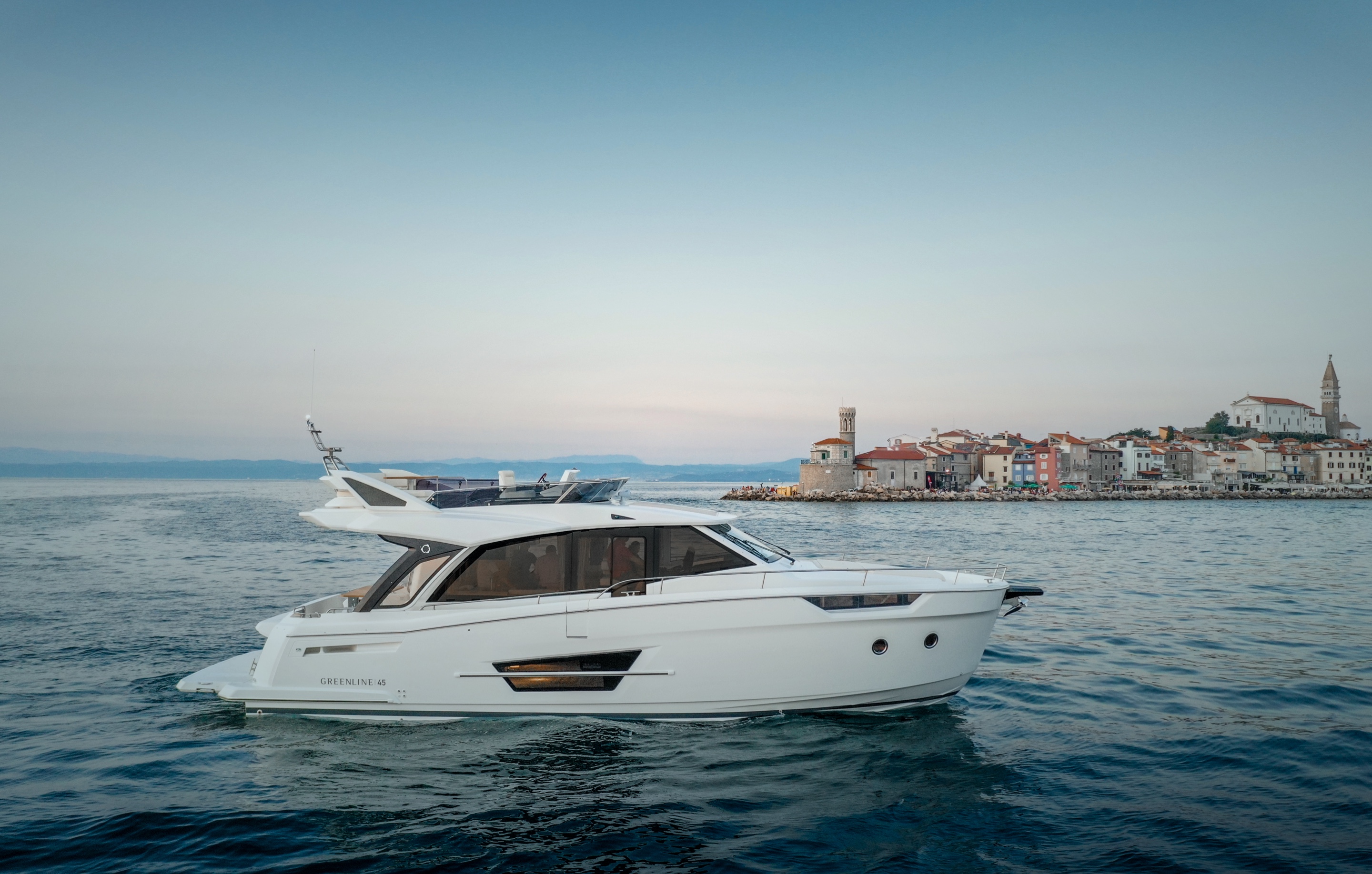 GREENLINE 45 Flybridge Yacht - L'art subtil de la plaisance