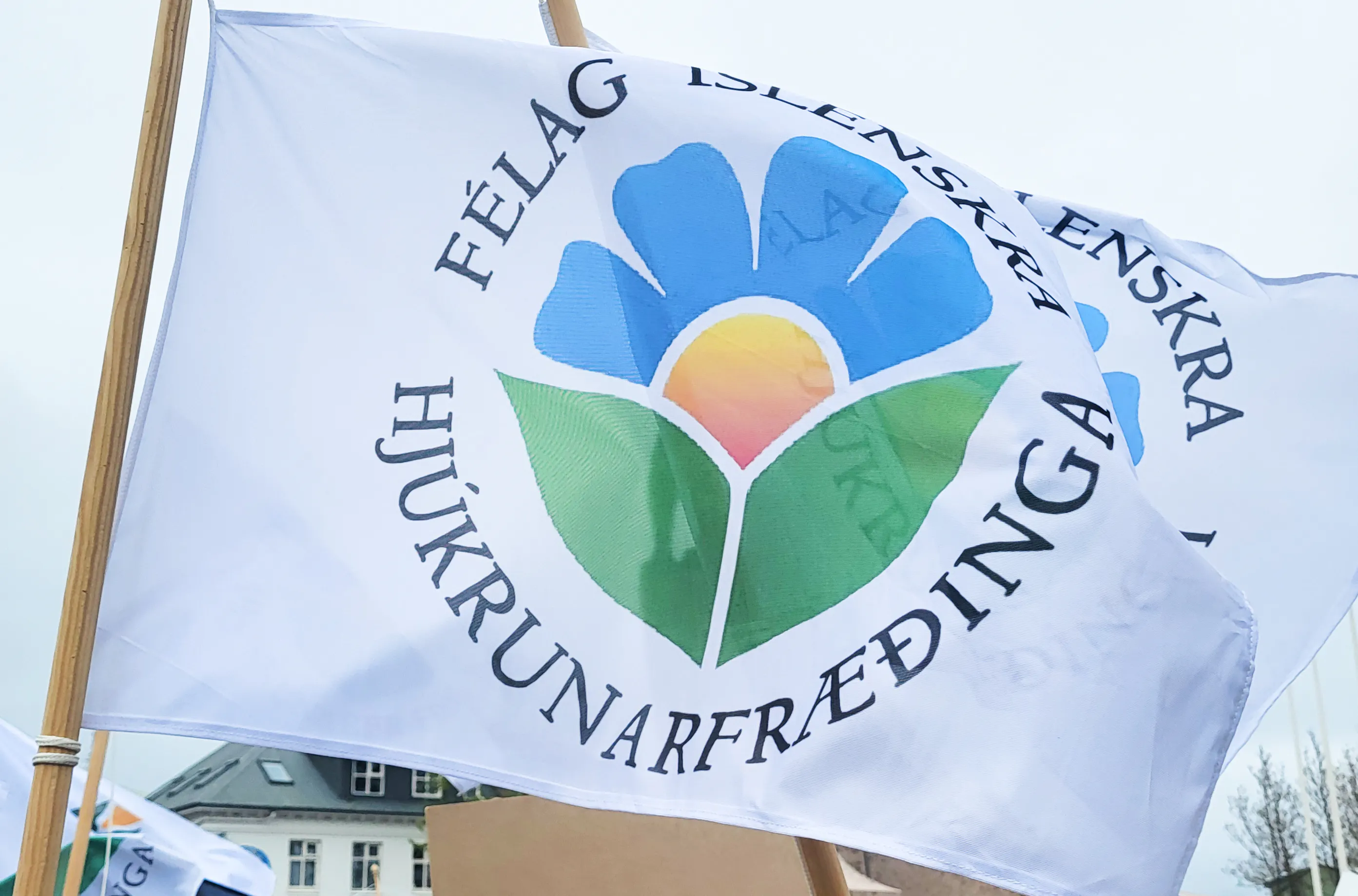 Félag íslenskra hjúkrunarfræðinga tekur afstöðu með friði og fordæmir ...