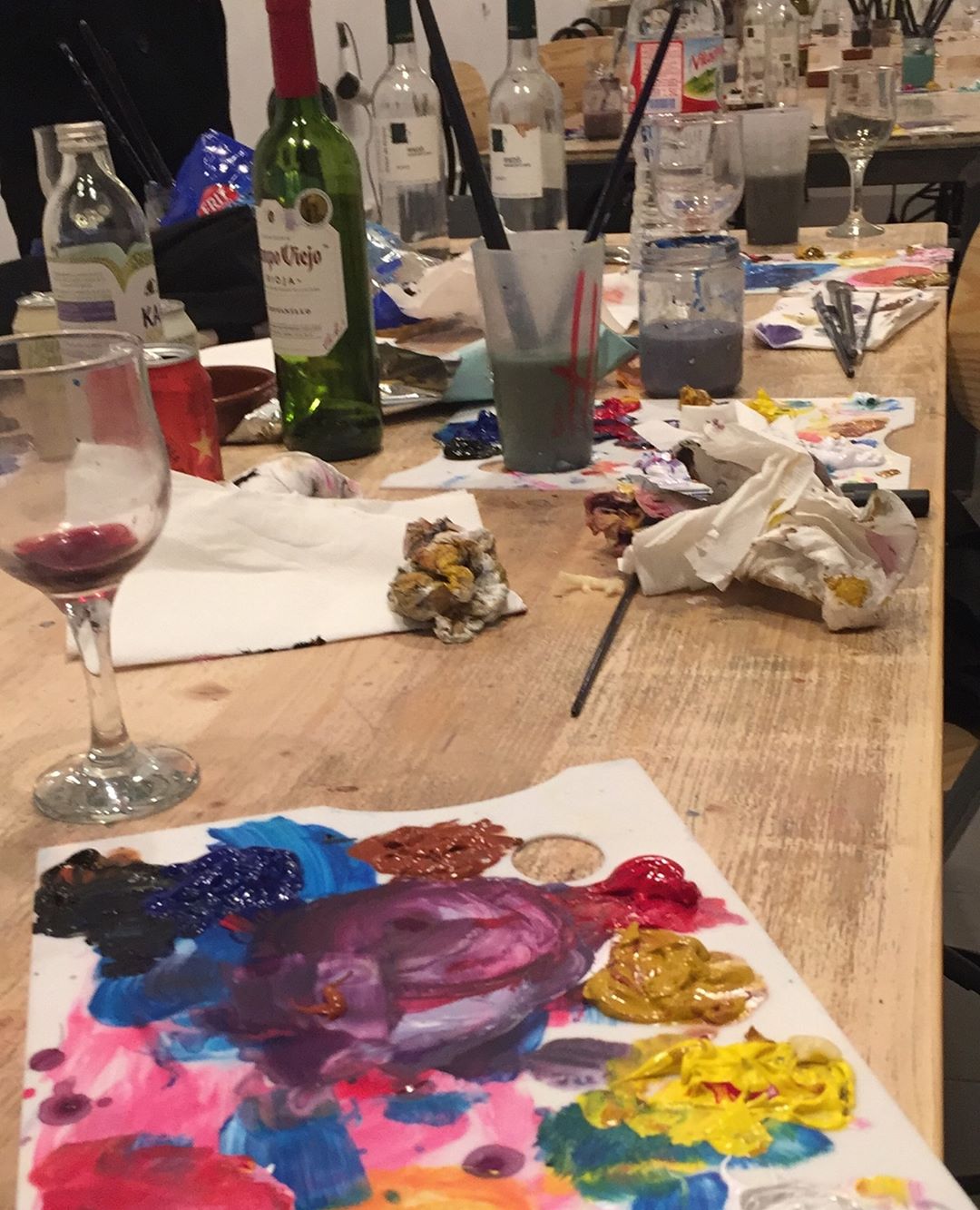 Arte Bar: conheça o lugar onde você pinta um quadro, faz amigos e ...