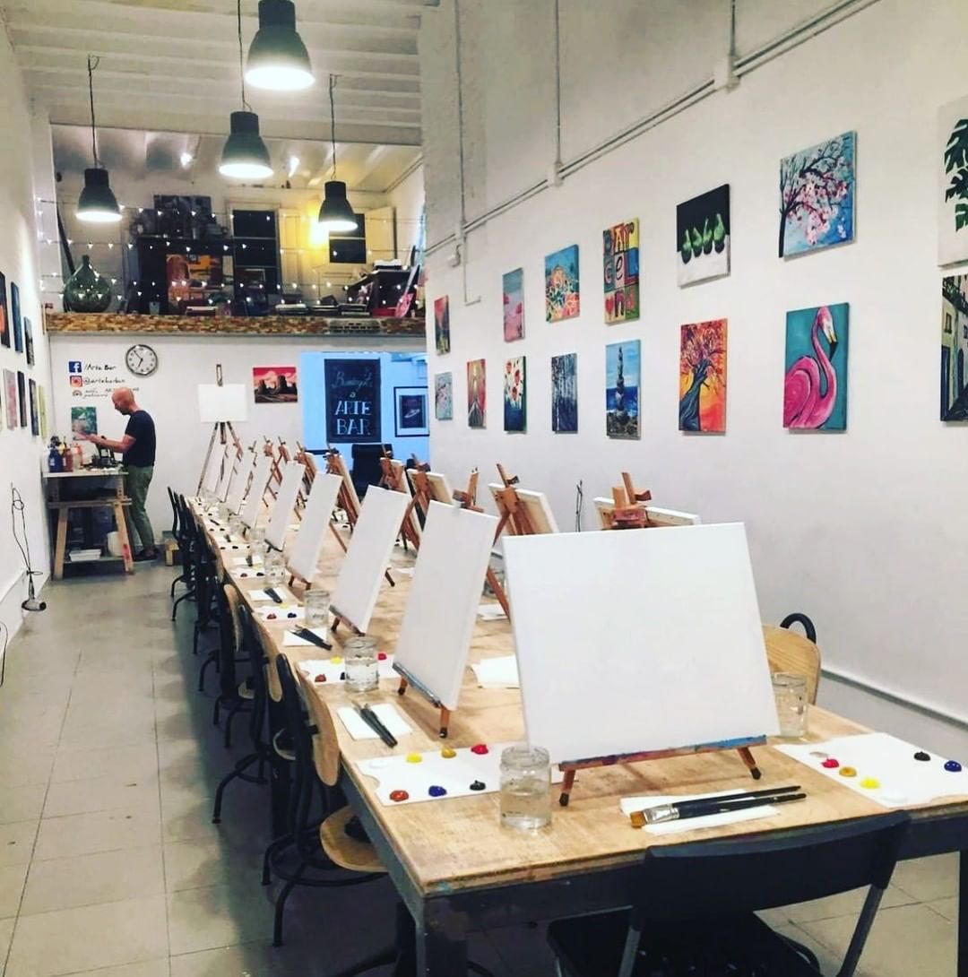 Arte Bar: conheça o lugar onde você pinta um quadro, faz amigos e ...