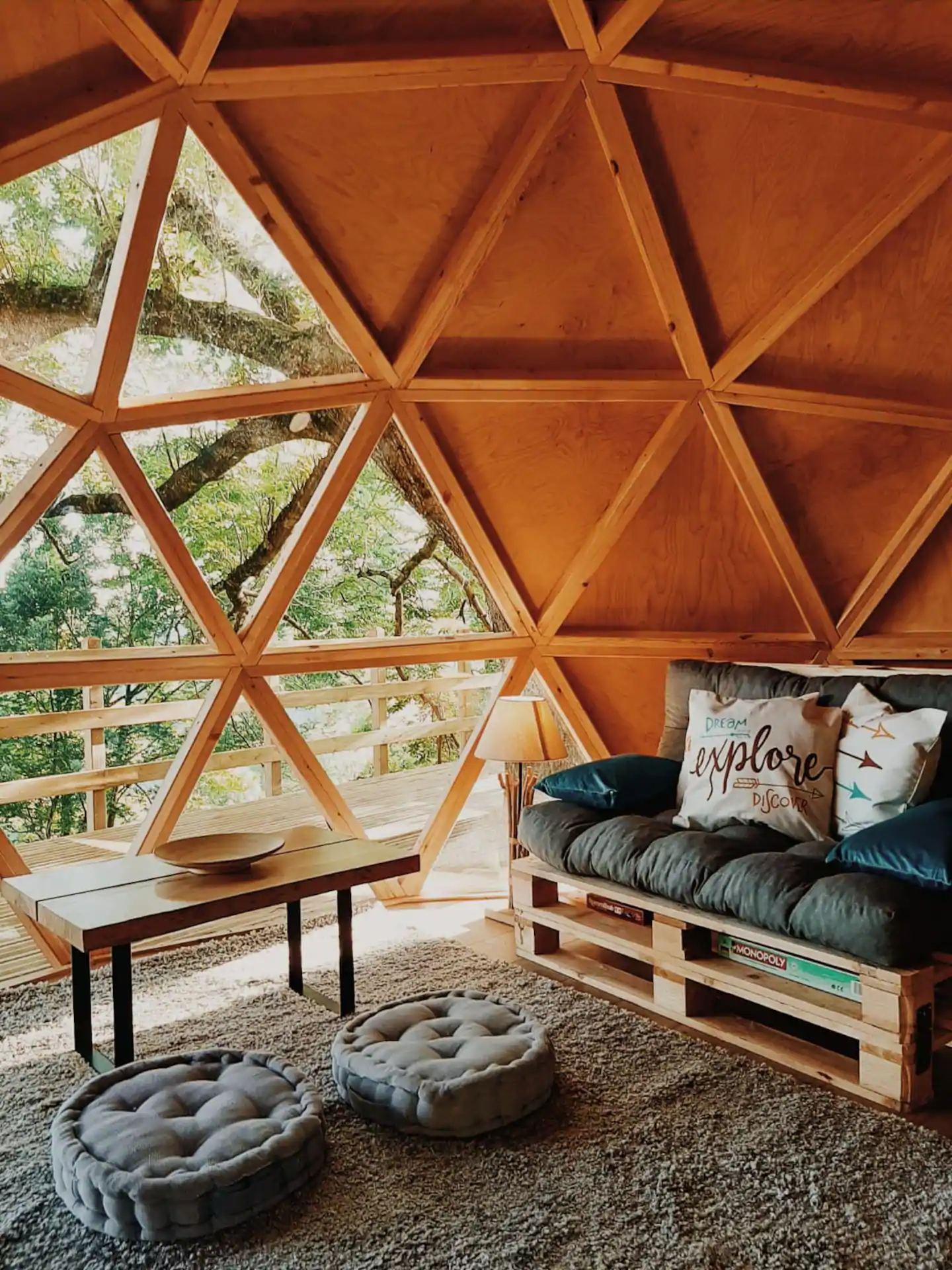 Como é se hospedar em um domo geodésico construído em um deck suspenso ...