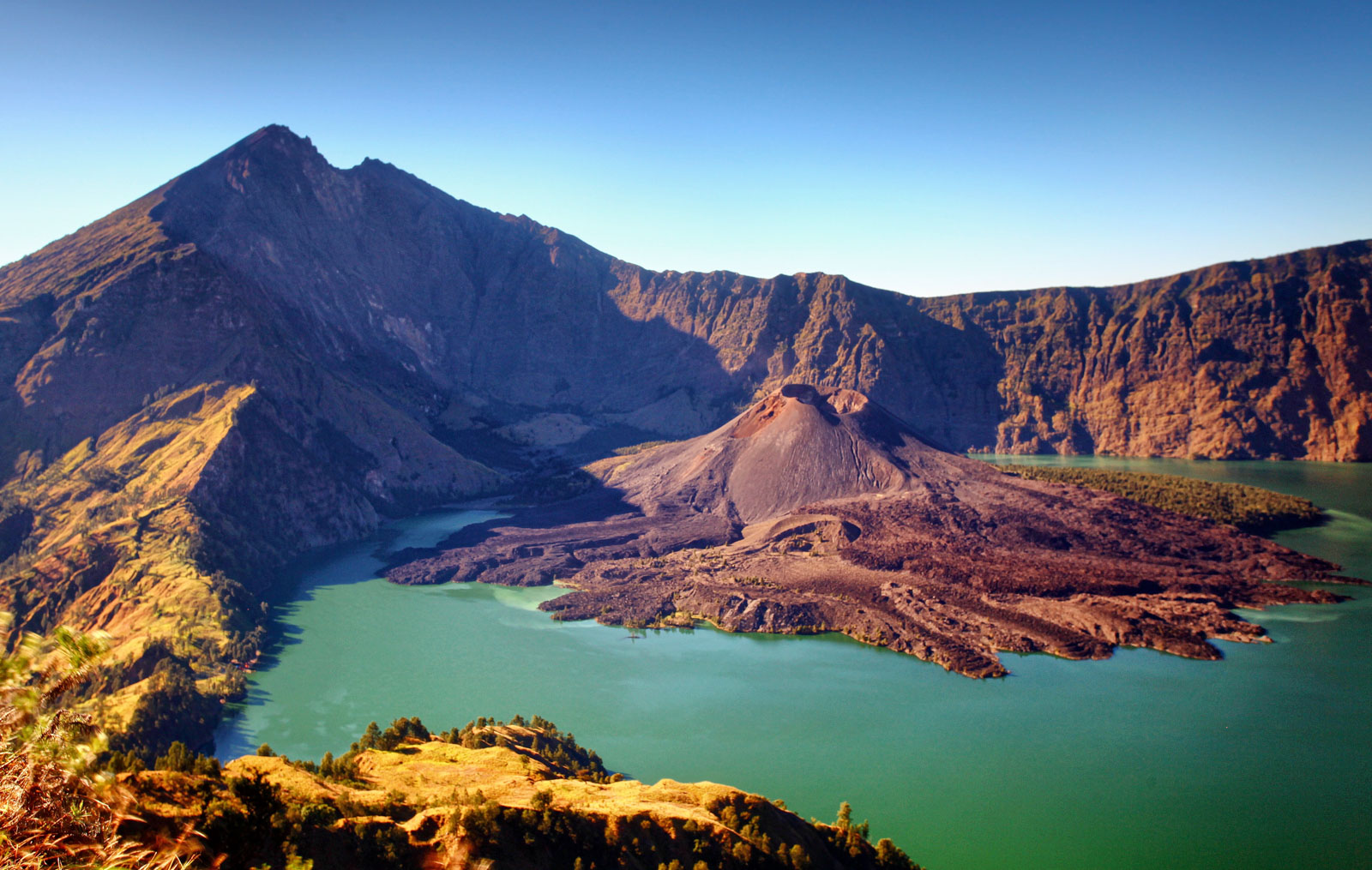 Mount Rinjani Trek 2026 | Indonesia’s Iconic Volcano Trek