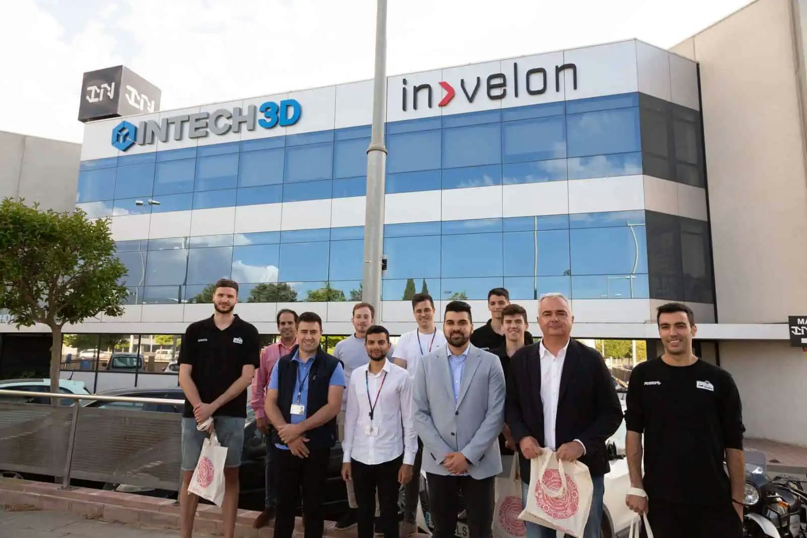 Visita del equipo Força Lleida Club Esportiu en las oficinas de Invelon ...