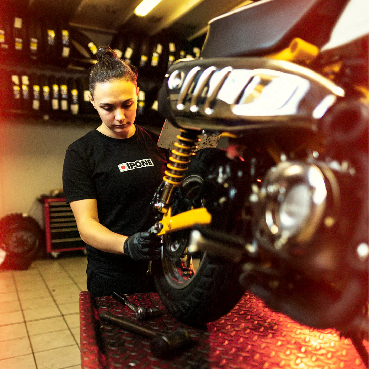 Tuto : Comment vérifier et régler la tension de la chaîne de sa moto ...