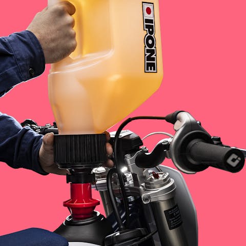 How to mix 2 stroke engine oil | IPONE