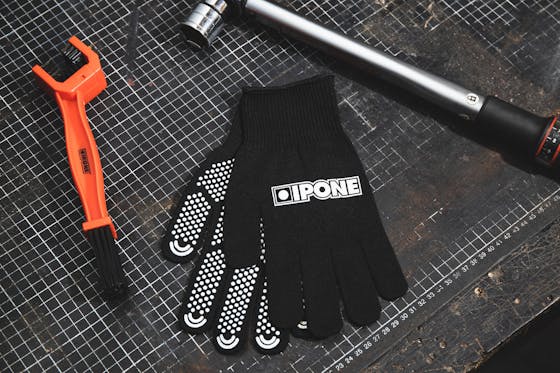 Tuto : Comment vérifier et régler la tension de la chaîne de sa moto | IPONE