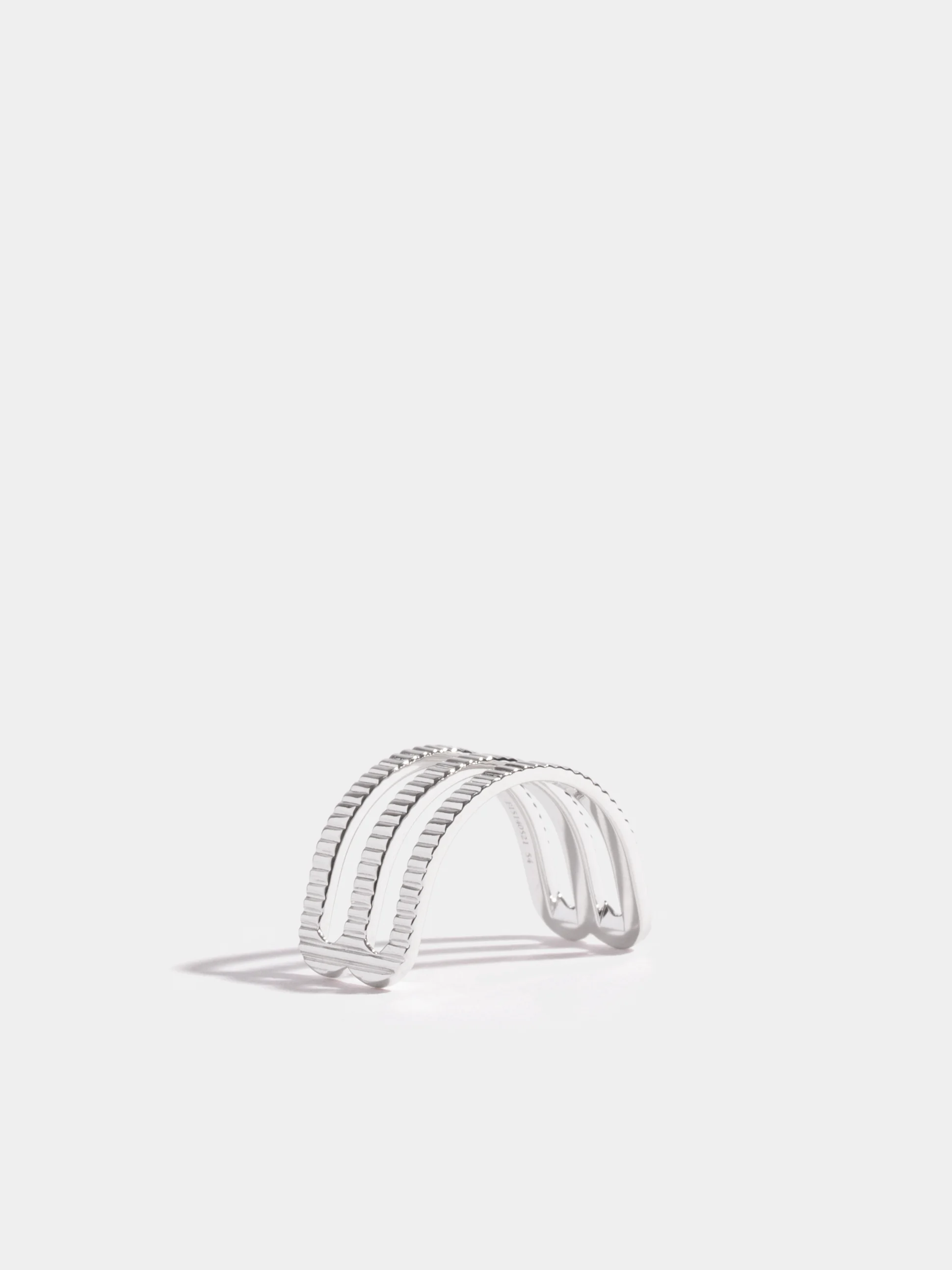 Bague Étreintes asymétrique poli-brillant et godronnée