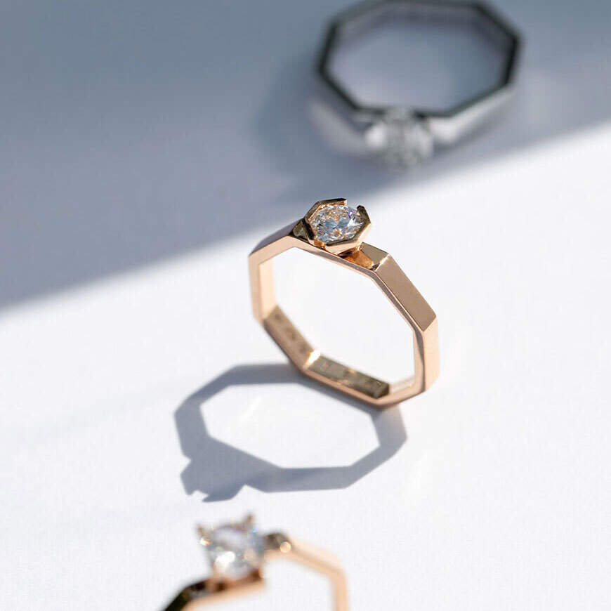 Our iconic solitaires, reflecting the gesture of your history