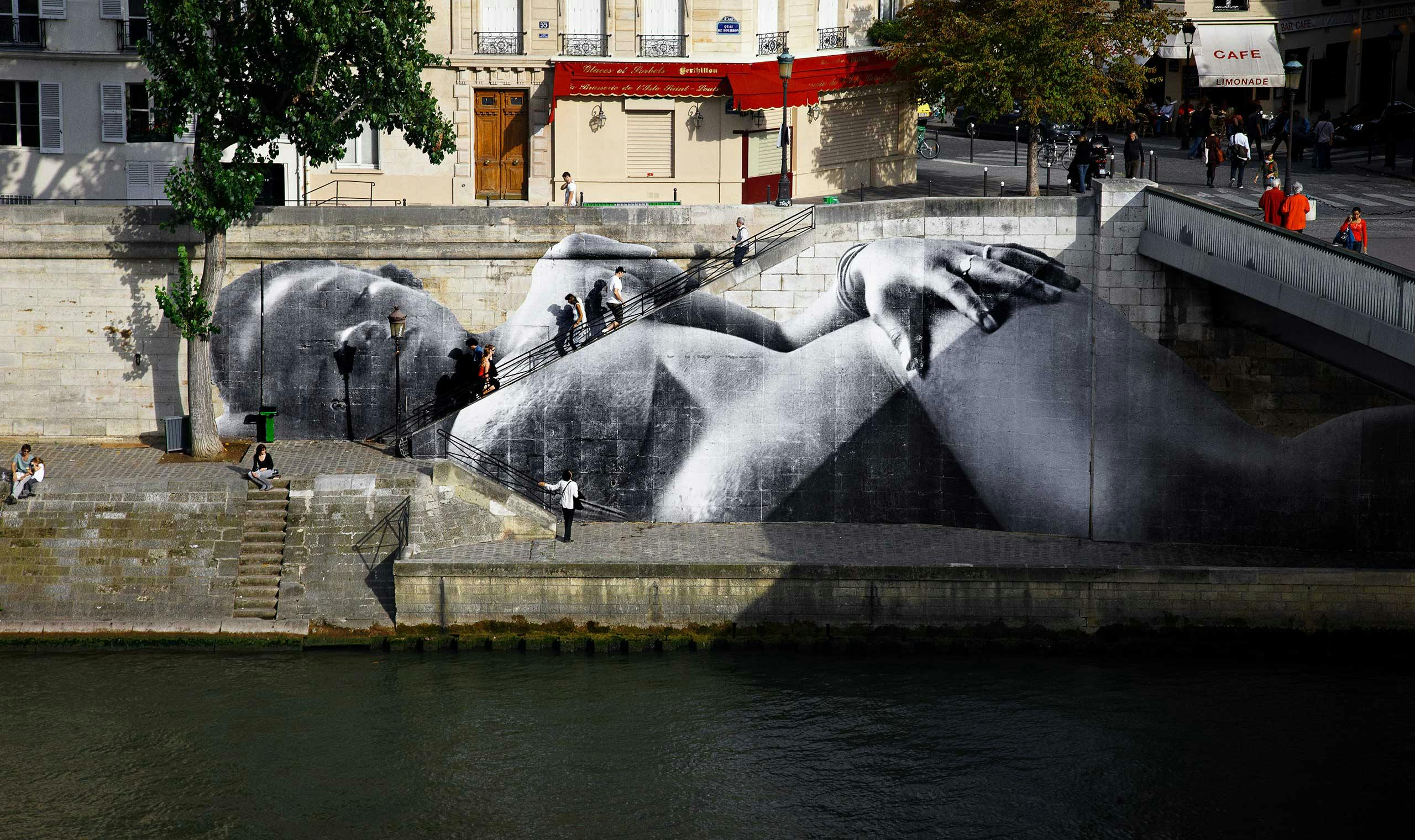 Women Are Heroes, Paris