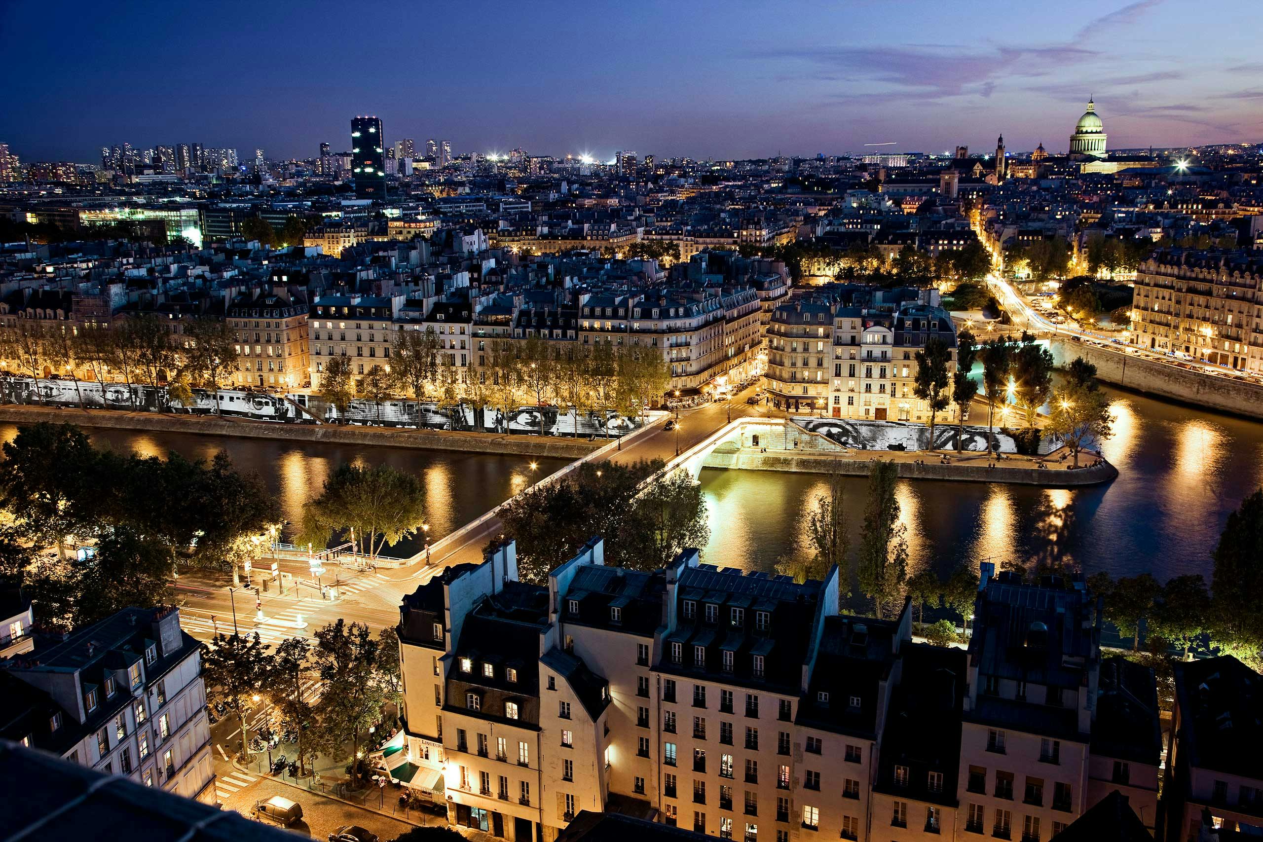 Women Are Heroes, Paris
