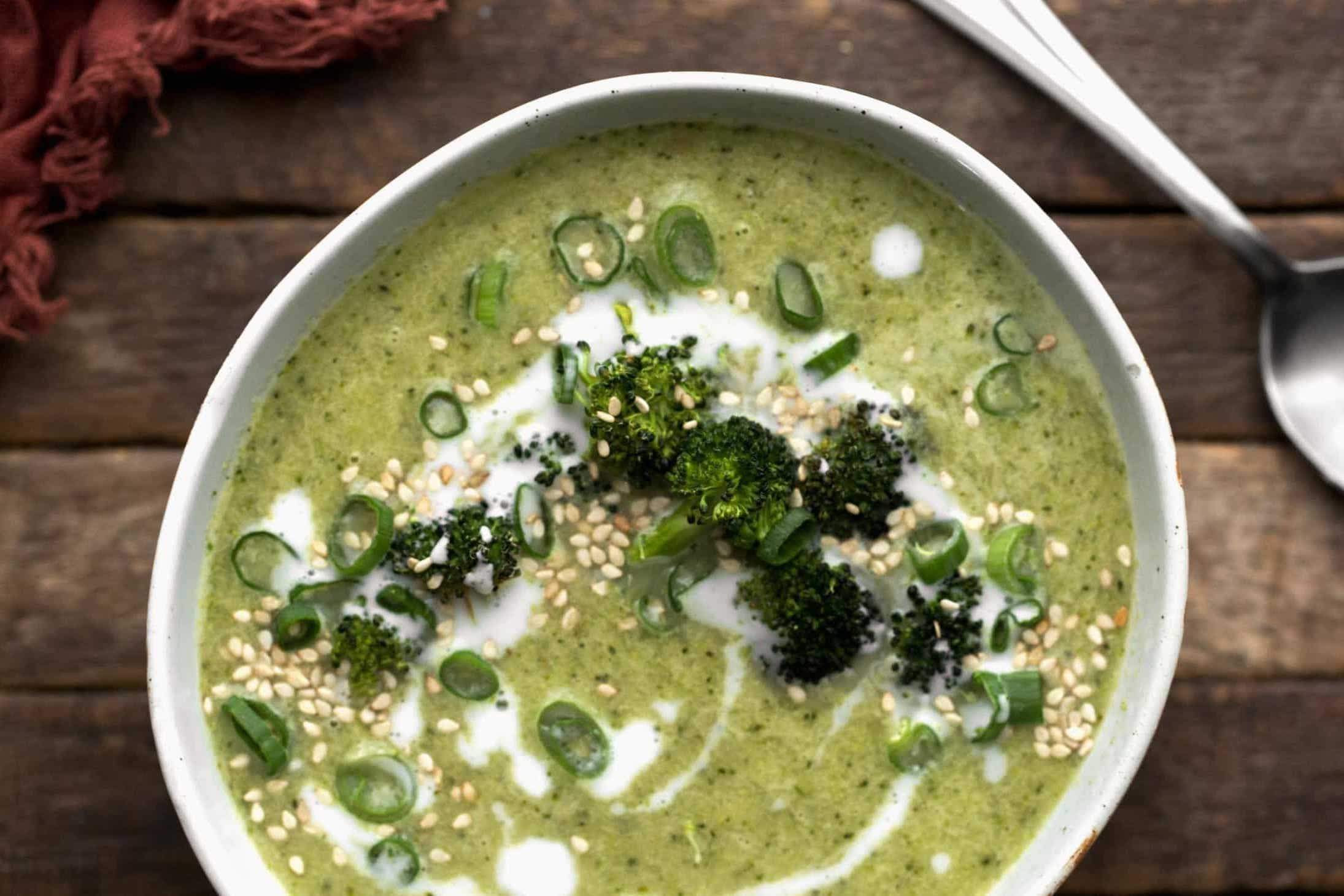 Soupe de brocolis, citron, gingembre et lait de coco