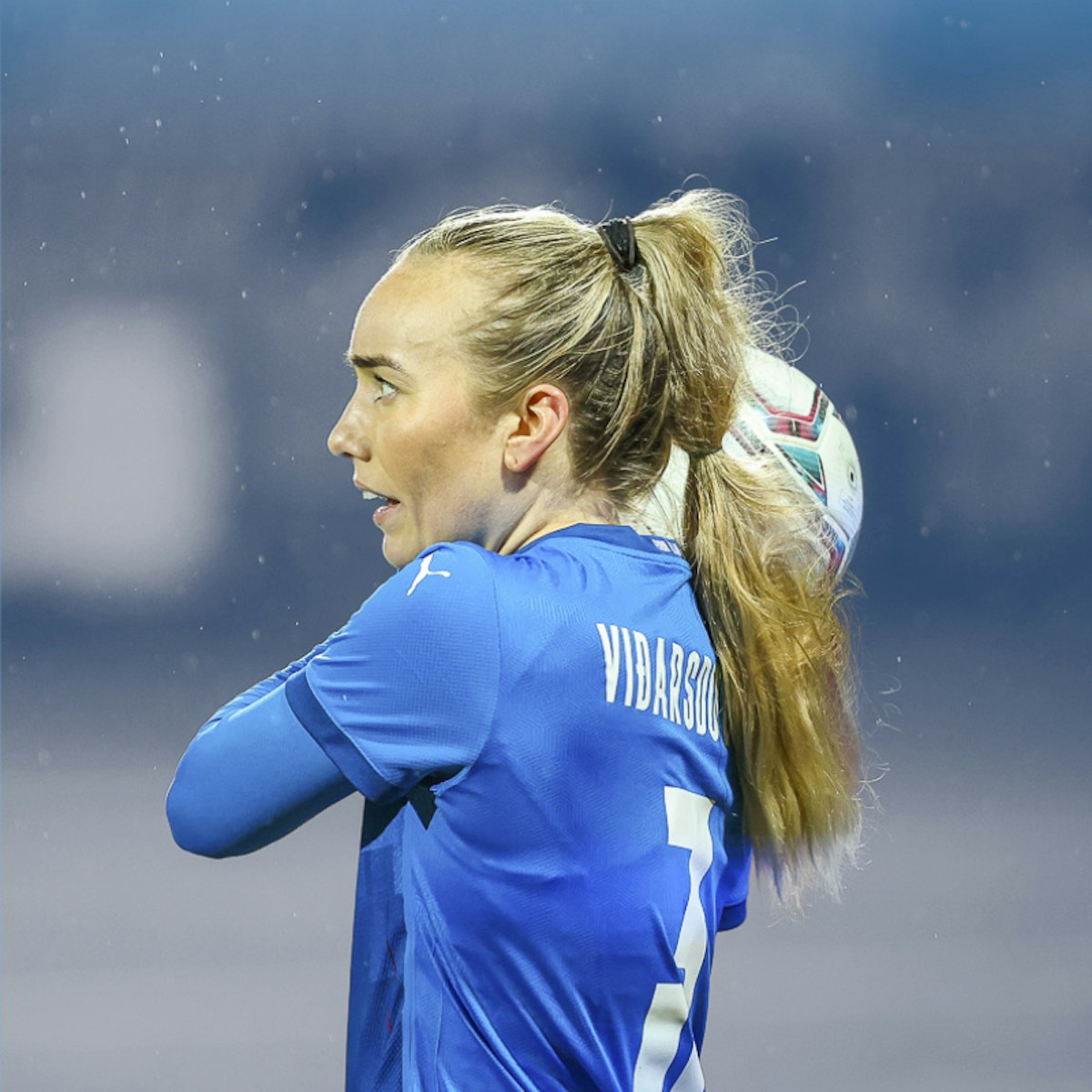 Ber er hver að baki nema sér systur eigi - Landsbankinn