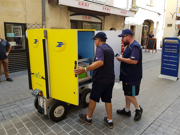 Logistique urbaine : test d’un chariot suiveur à Montpellier | La Poste ...