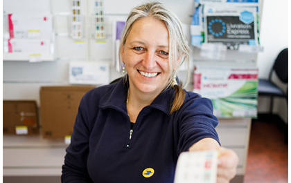 Factrice-guichetière : le goût du contact et du service | La Poste Groupe