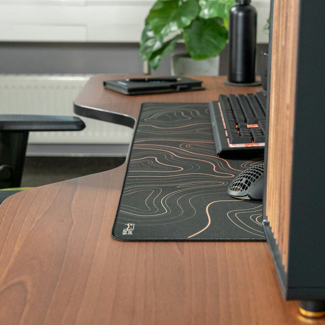 LeetDesk Pro Darkwood – High-quality gaming desk with wood finish ...