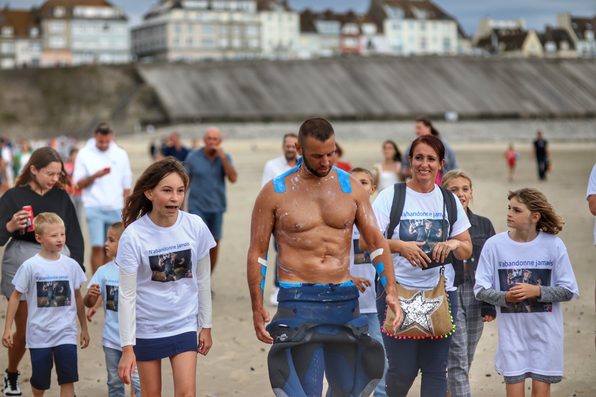 Un gendarme bat le record du monde d’endurance physique et récolte 100 ...