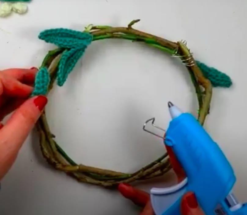 Make a Mistletoe Wreath | LoveCrafts