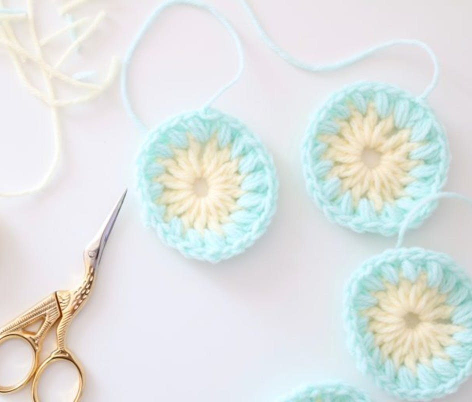 Bella Coco’s Sunburst Blanket tutorial | LoveCrafts