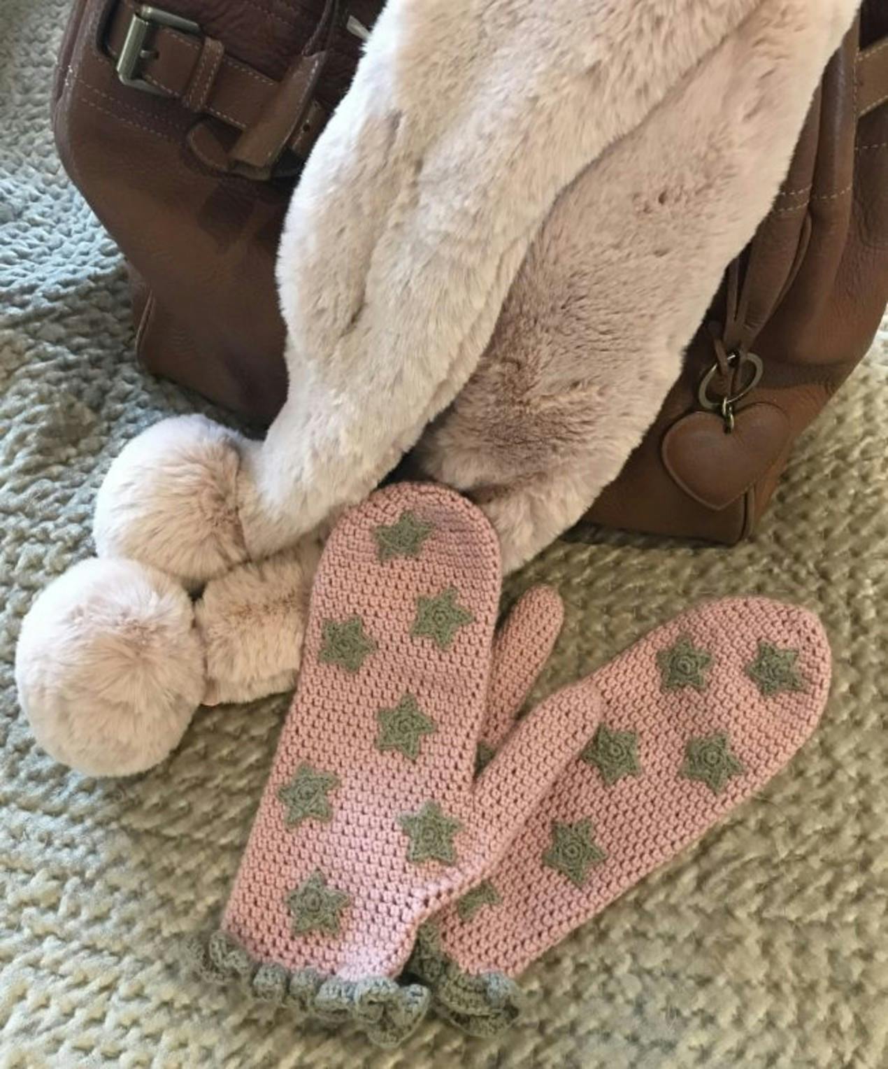 Crochet these fabulous star mittens | LoveCrafts