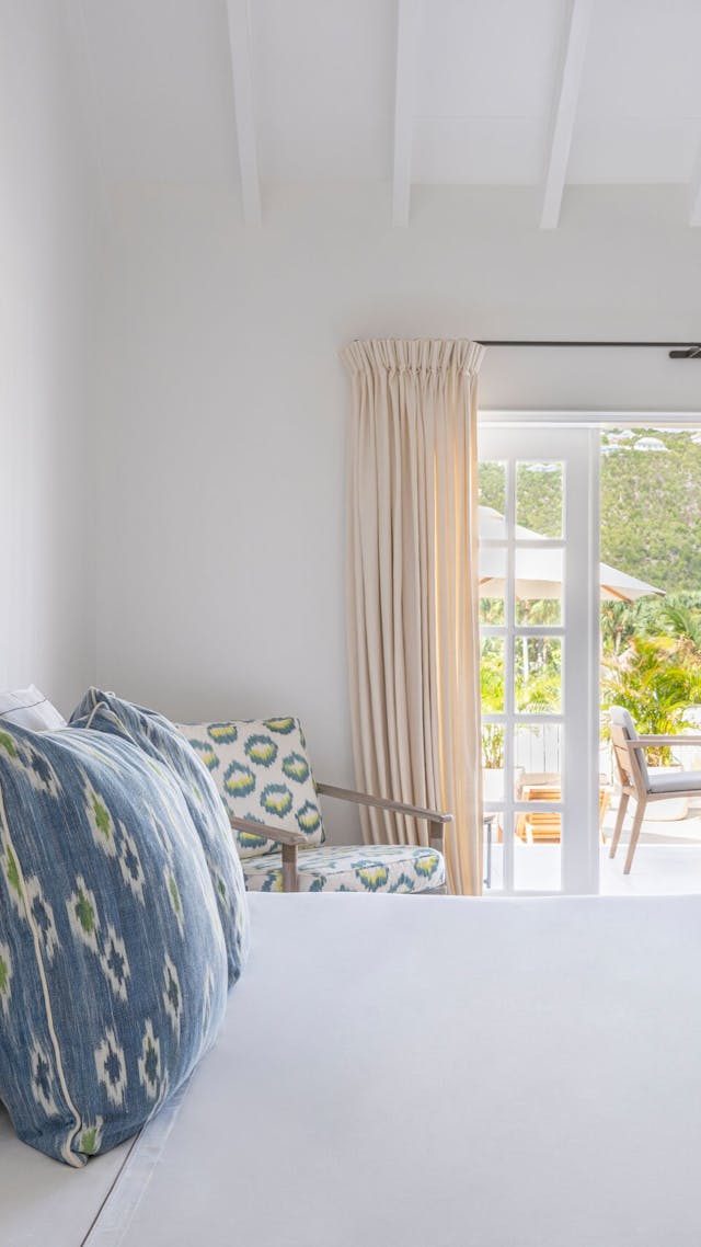 Baignée d'une douce lumière, cette grande chambre propose une salle de ...