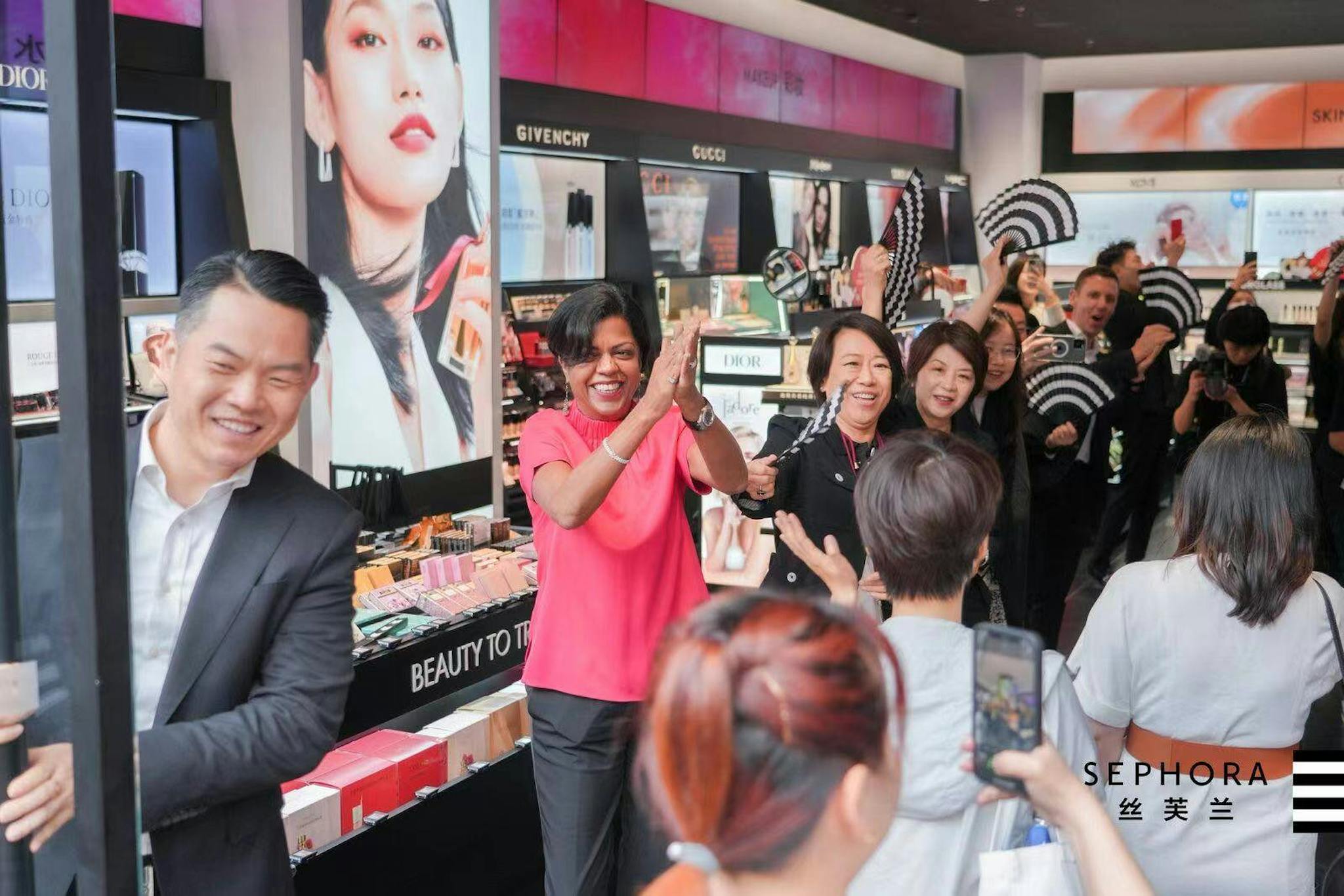 Sephora unveils new Store of the Future in Shangha... - LVMH